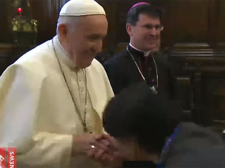 Pope Francis hand kissing | News, Videos & Articles