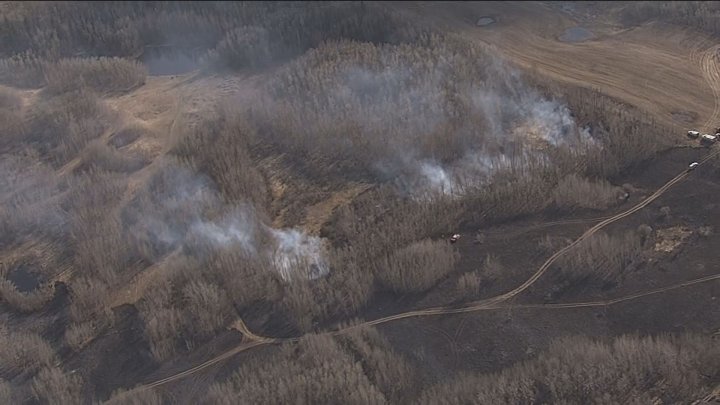 Crews battle grass fire in Sherwood Park - Edmonton | Globalnews.ca
