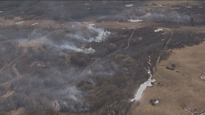 Crews battle grass fire in Sherwood Park - Edmonton | Globalnews.ca