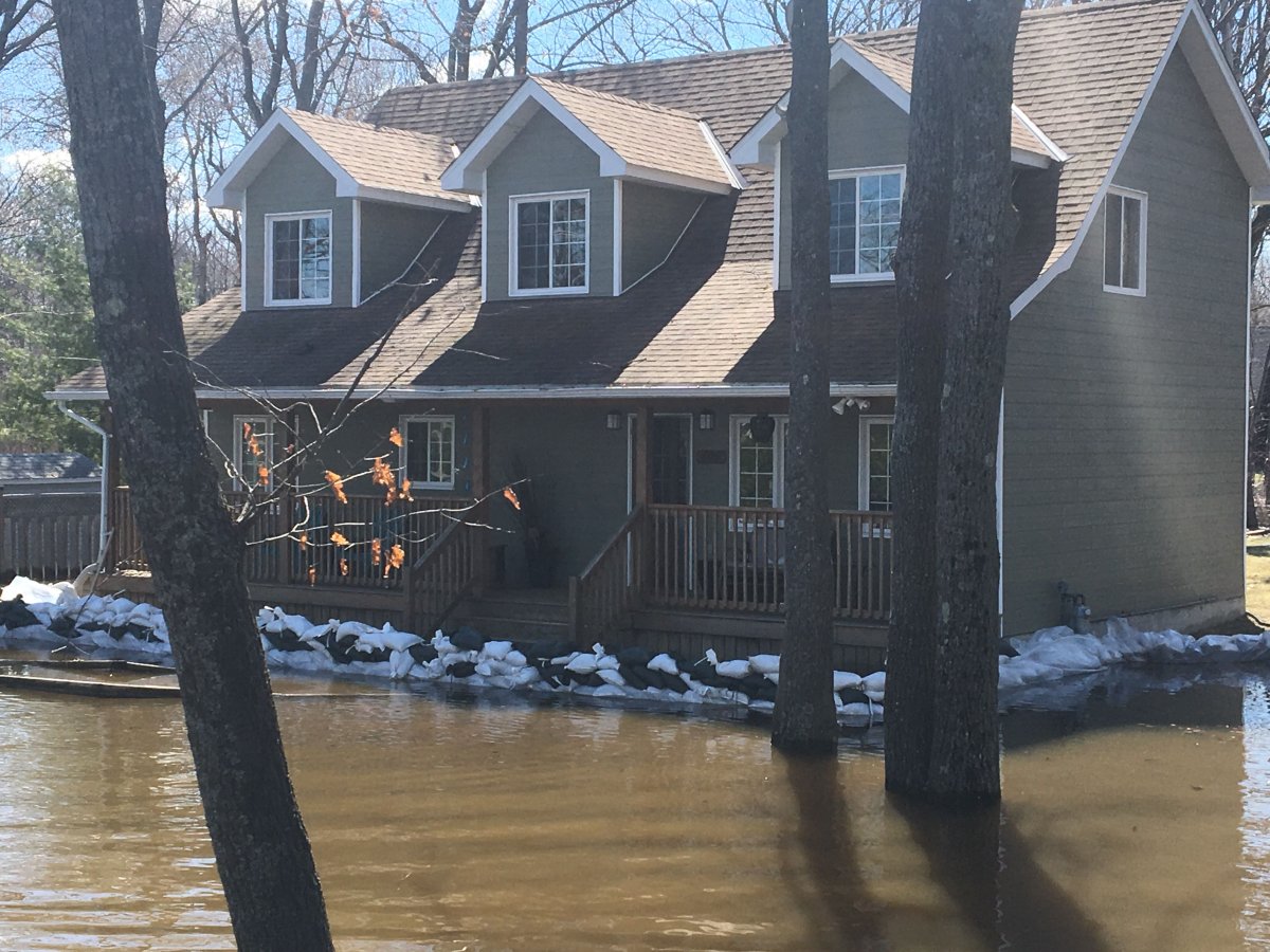 Fire burns through flooded Constance Bay home - Ottawa | Globalnews.ca