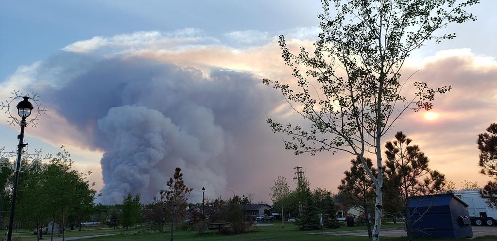 High Level wildfire: Crews bracing for expected wind shift | Globalnews.ca