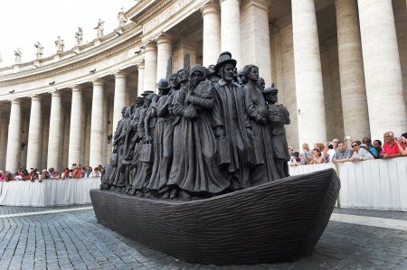 Pope unveils sculpture by Canadian artist in Vatican City | Globalnews.ca