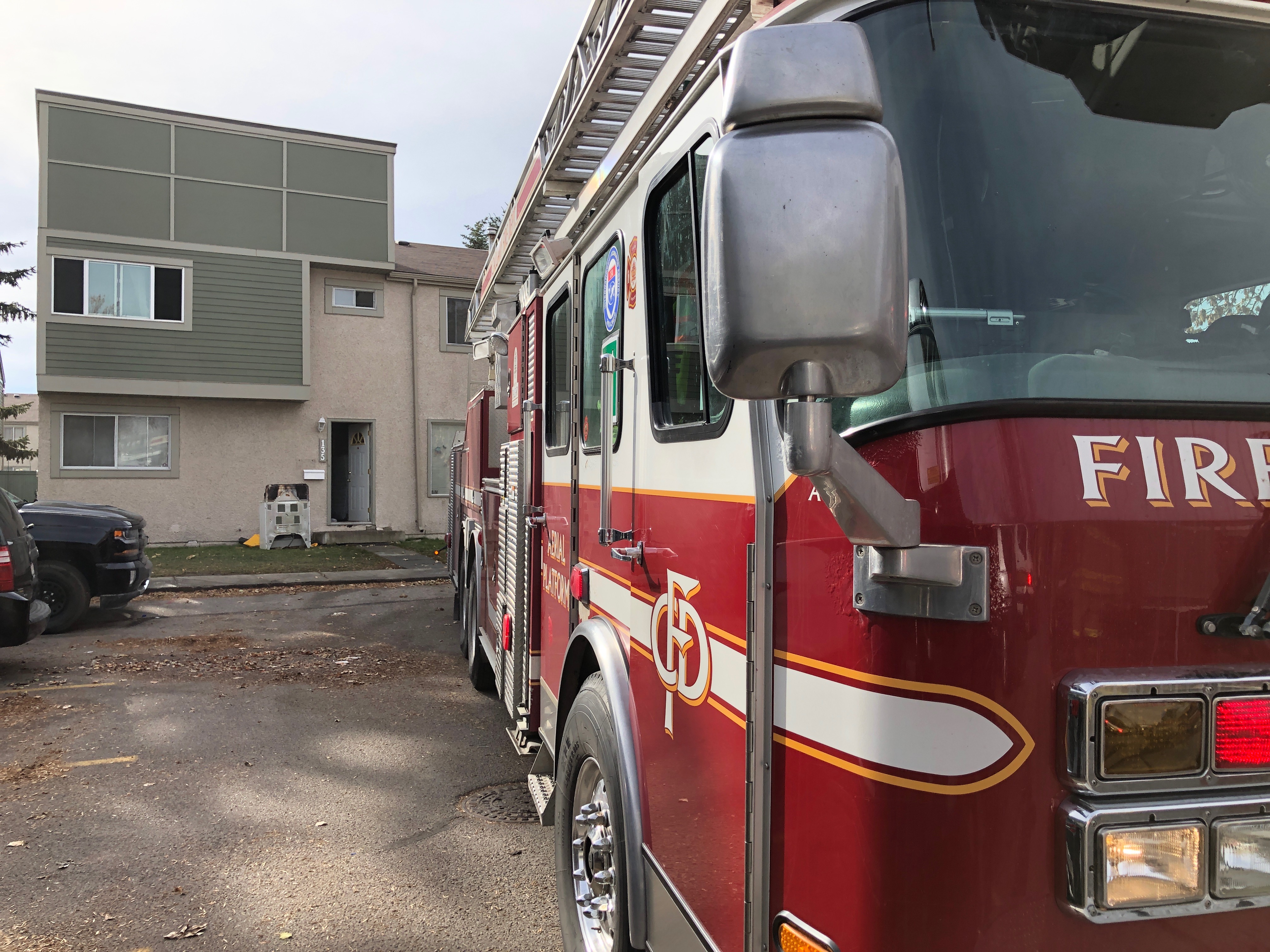 4 adults, 1 infant displaced from homes after Calgary townhouse fire ...