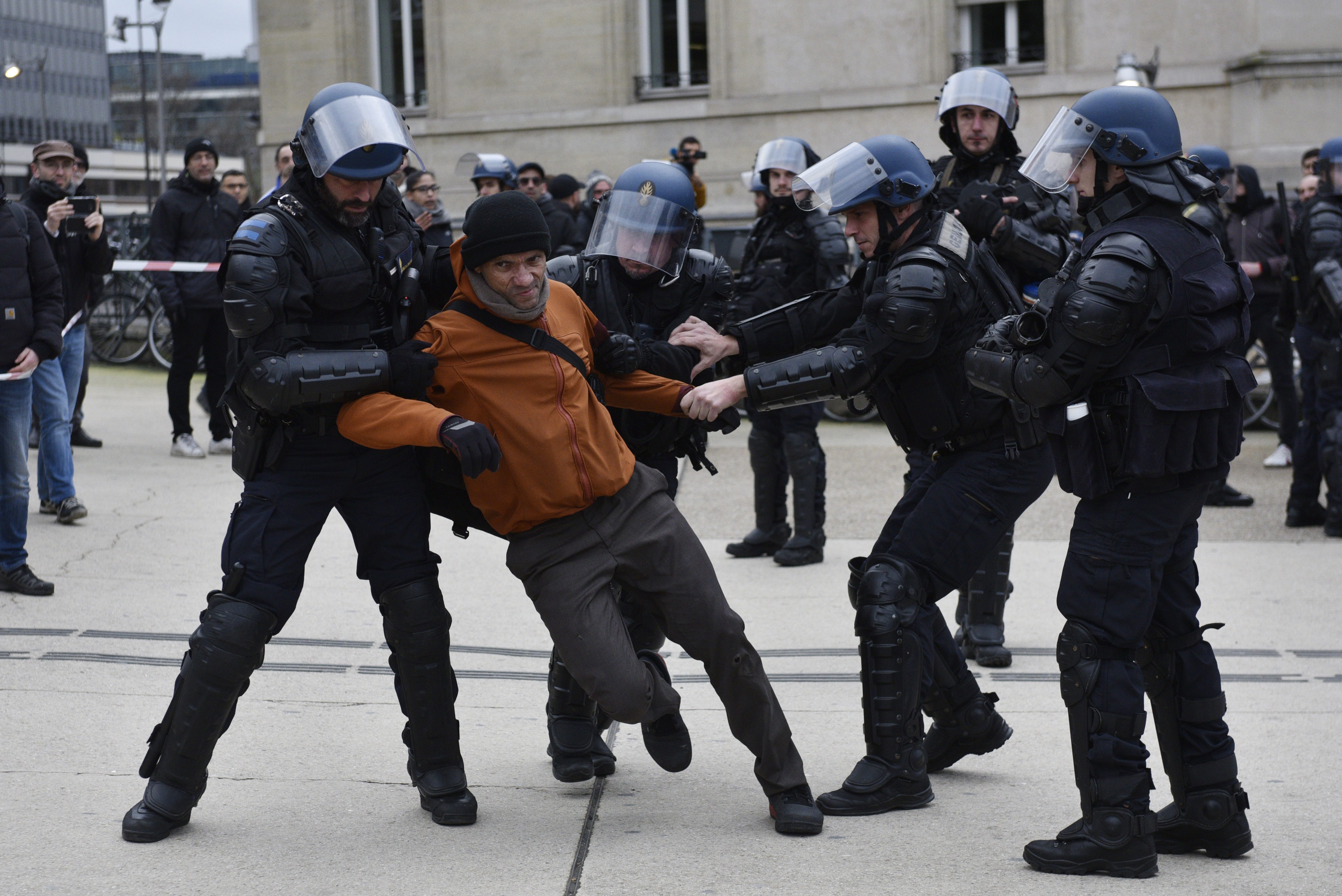 French protesters block Paris subway, clash with police on 19th day of ...