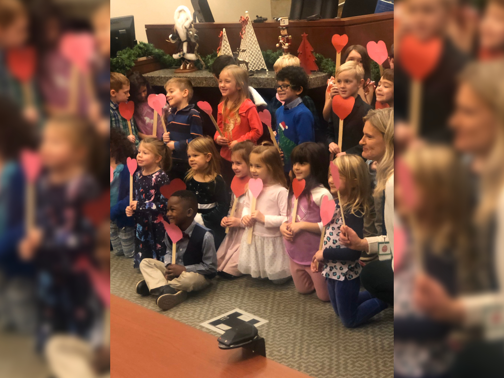 Boy invites entire kindergarten class to his adoption hearing ...