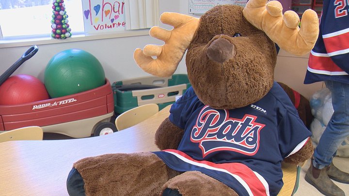 Pats players shower kids at Regina General Hospital with teddy bears - Regina | Globalnews.ca