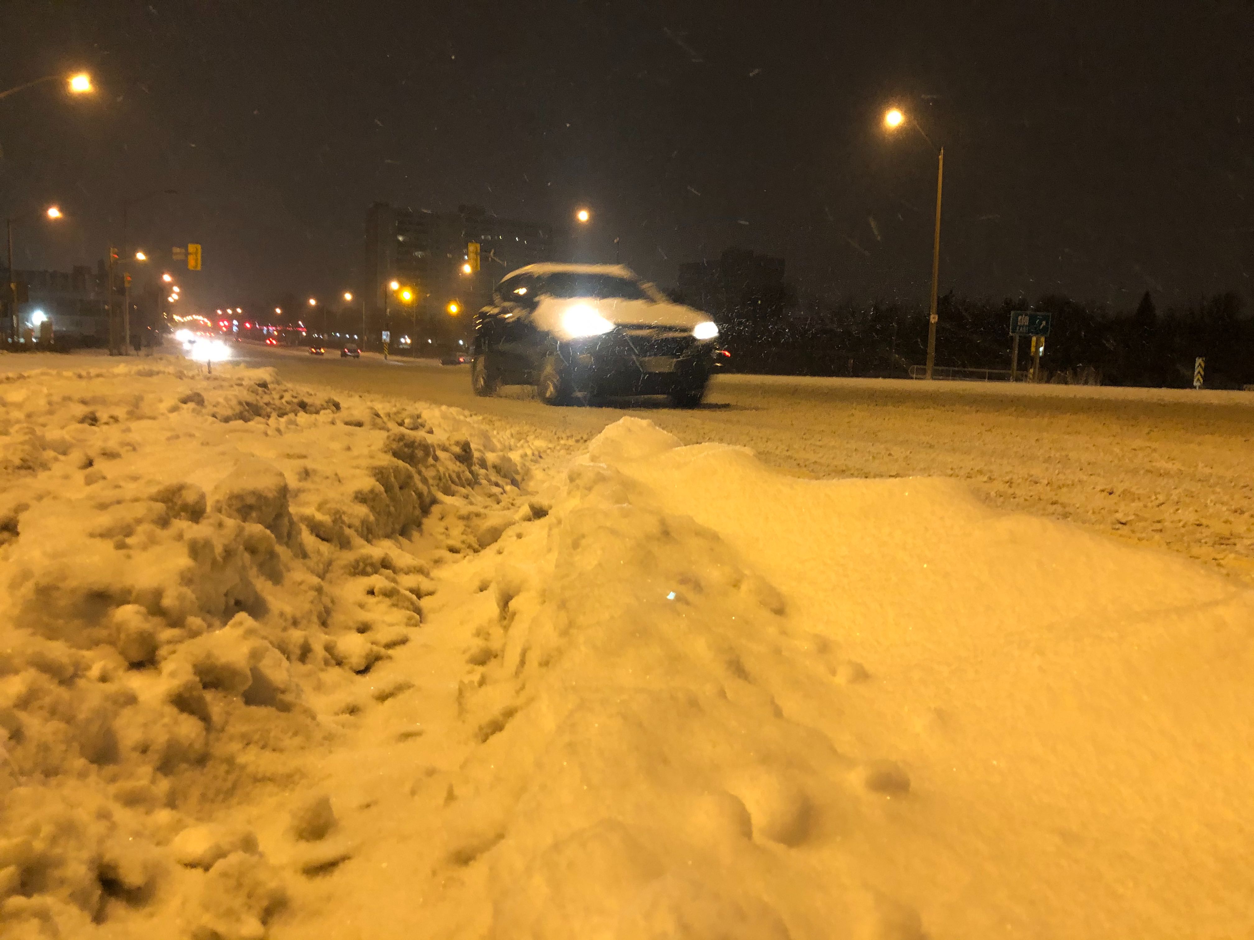 Overnight snowfall in Toronto leads to messy, slippery Monday morning ...
