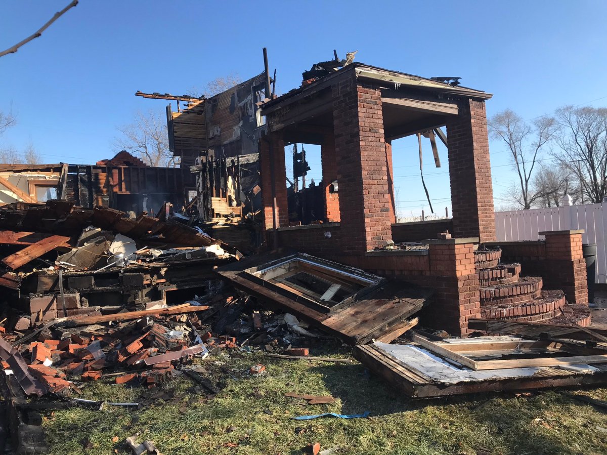 Owner ‘furious’ with Detroit firefighters over burning house ‘selfie ...