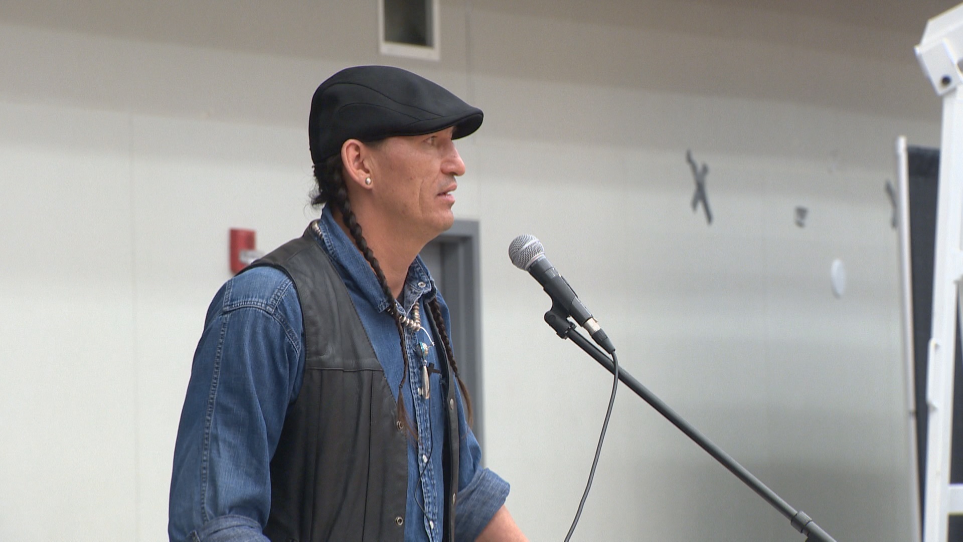Canadian actor Eugene Brave Rock delivers keynote speech on Kainai ...