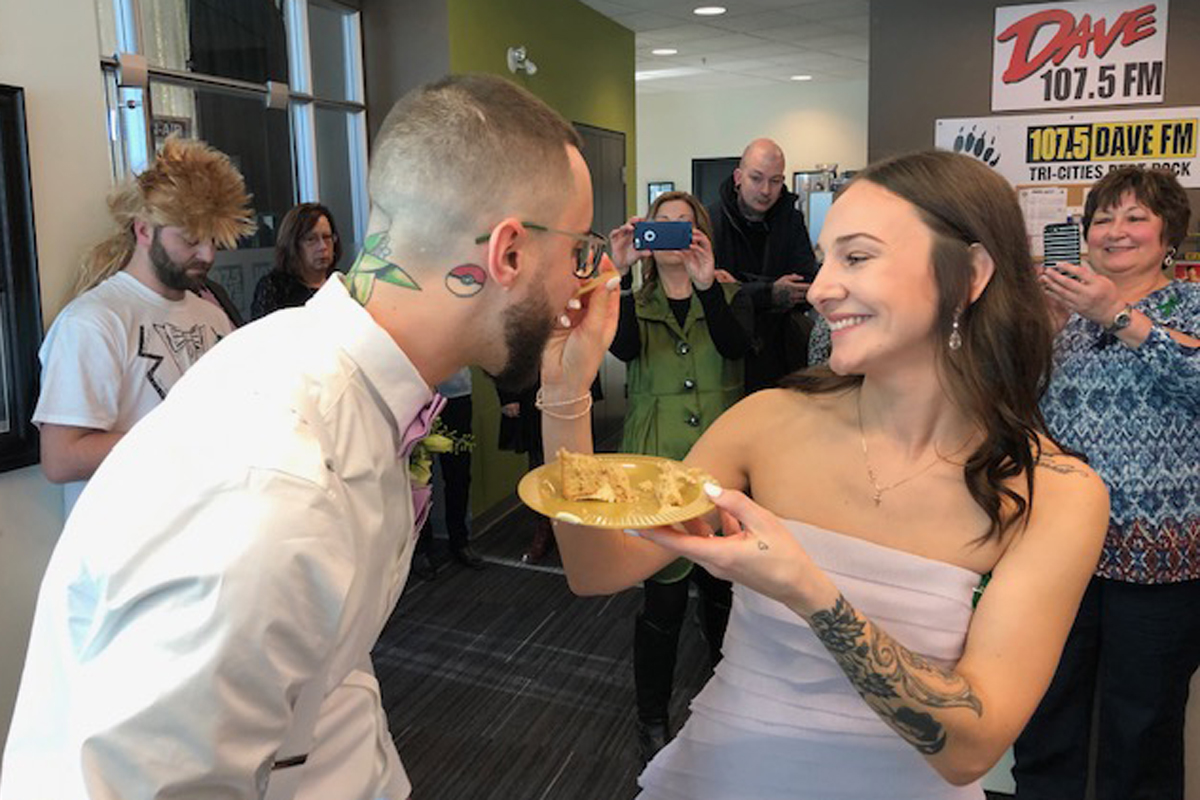 Couple tie the knot live on air at Kitchener radio station | Globalnews.ca