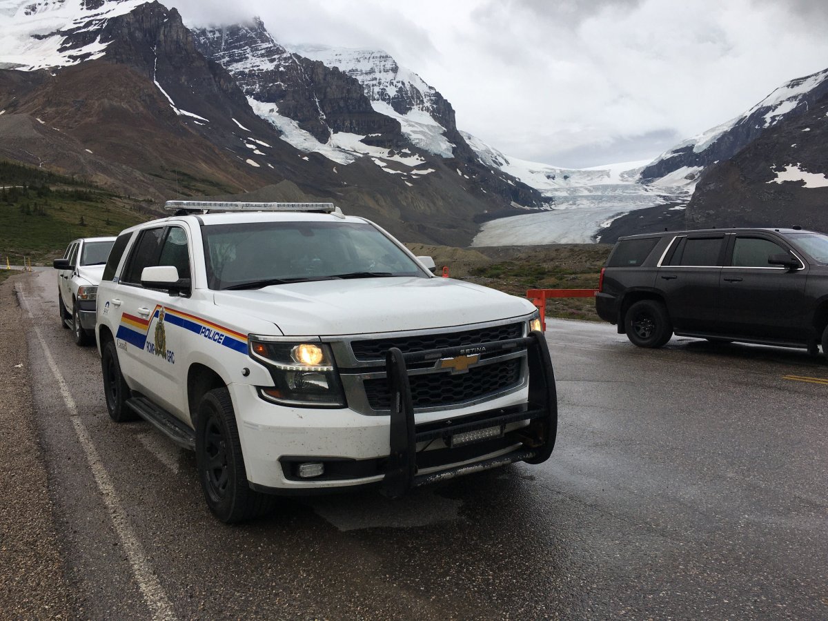 Crews working to remove tour bus involved in fatal Jasper rollover ...
