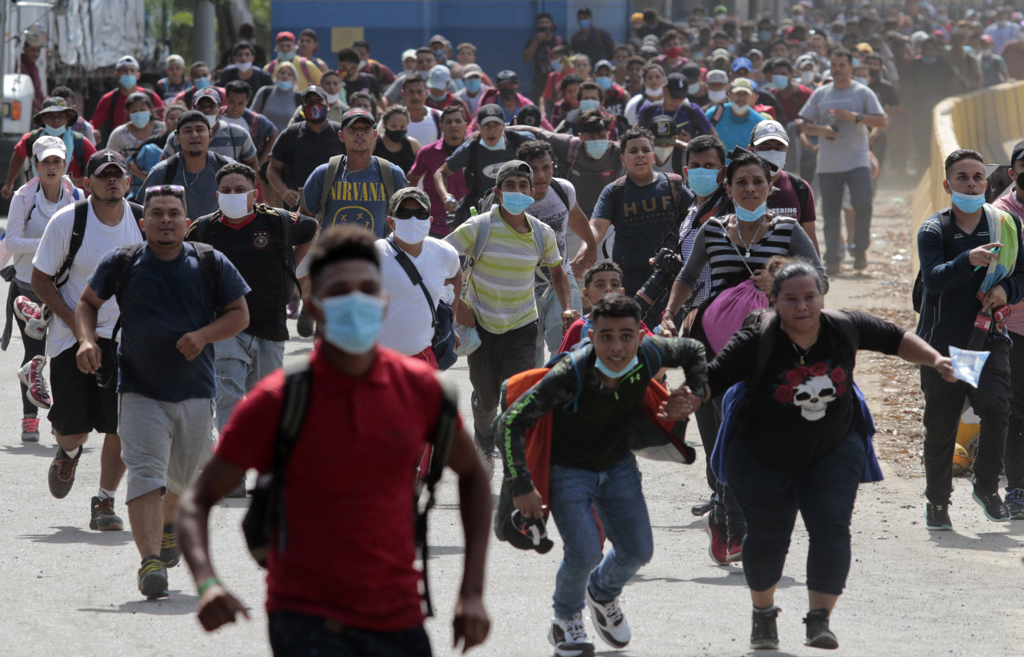 Thousands of Honduras migrants set out for U.S. on foot amid pandemic ...