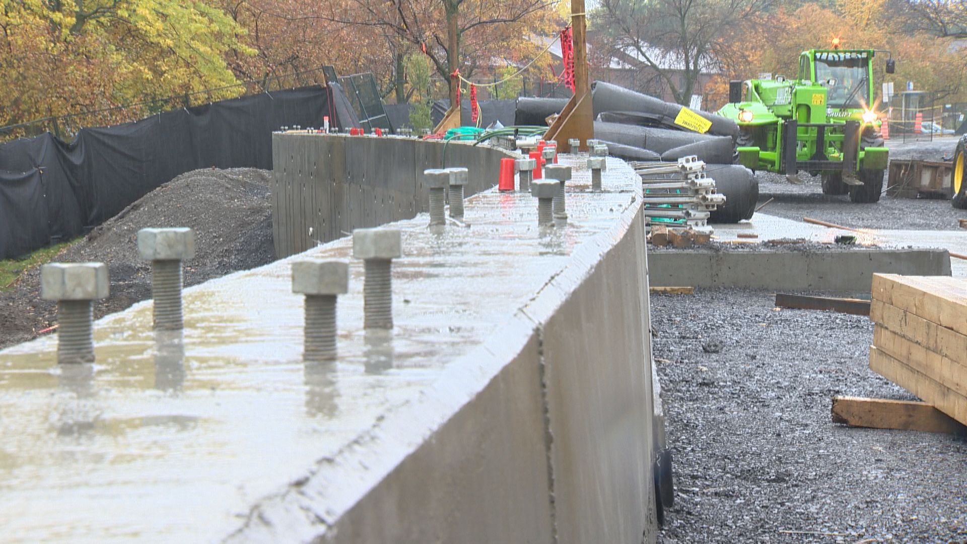 Montreal’s Darwin bridge construction project uses recycled glass ...