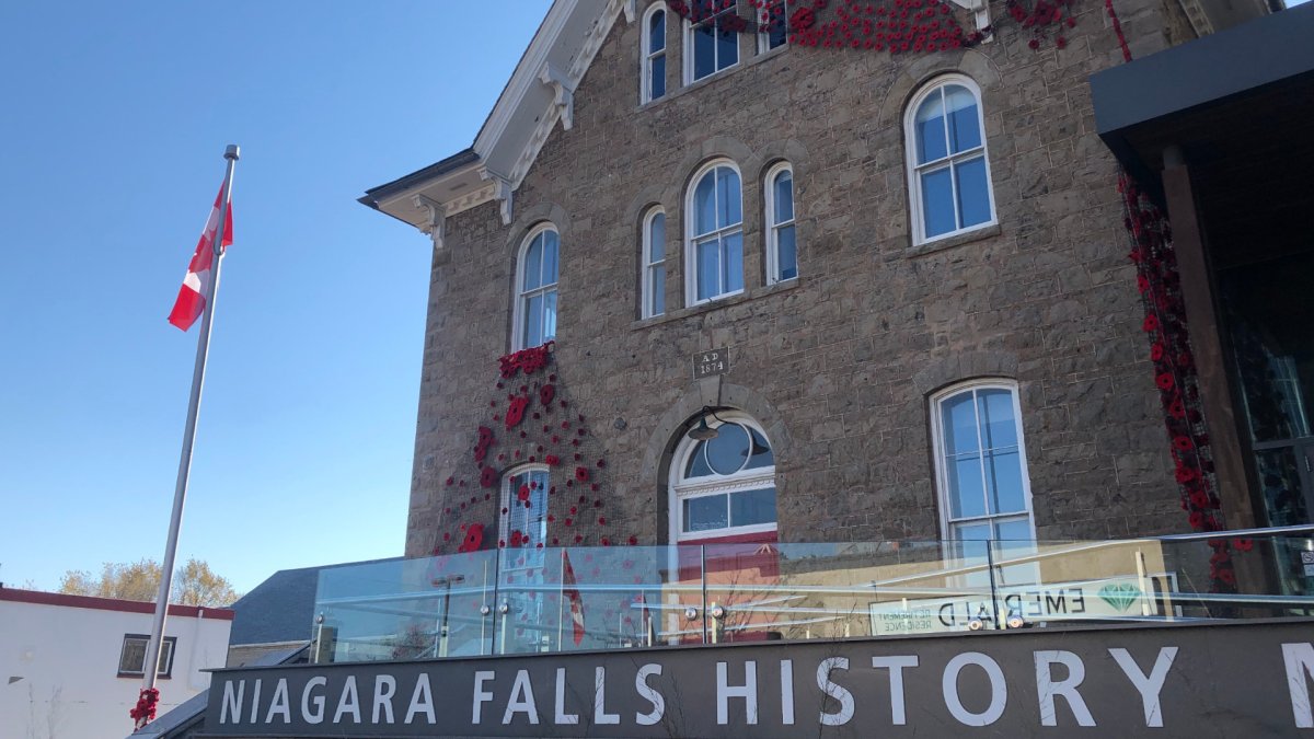 Niagara Falls museum commemorates Remembrance Day with knitted poppies ...