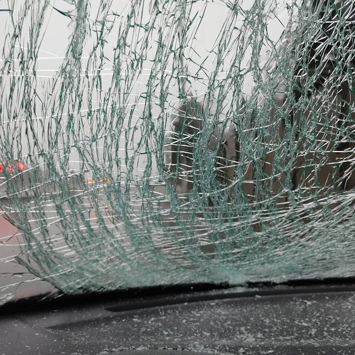 Multiple vehicles hit, damaged by ice bombs falling from Port Mann ...