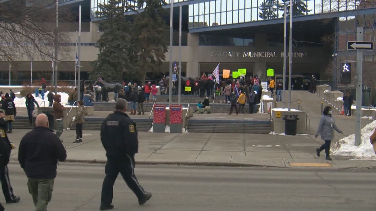 Small pro-Trump rallies break out in Canada amid chaos at U.S. Capitol ...
