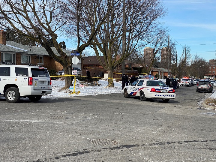 2 officers injured, 1 seriously, after bank robbery in Toronto’s west ...