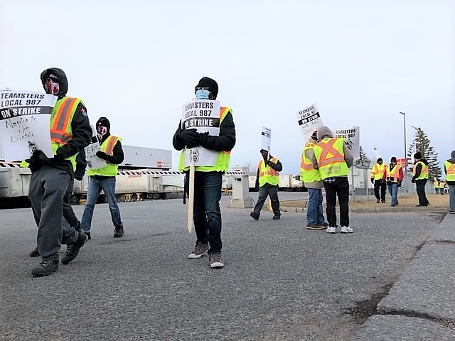 Union workers at Calgary Coca-Cola plant walk off the job | Globalnews.ca