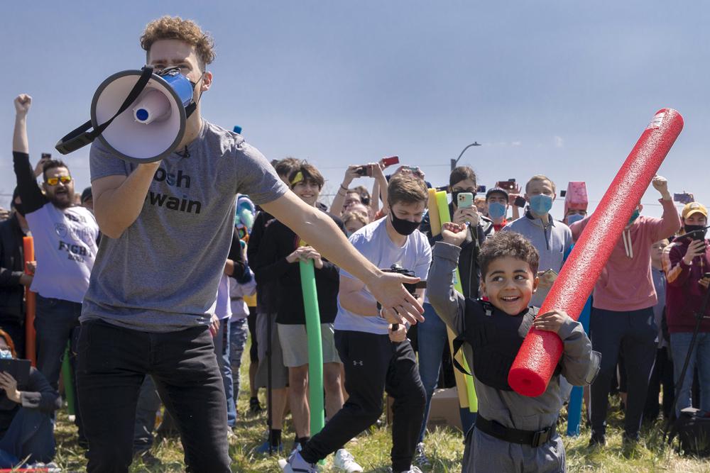 Josh fight draws hundreds into epic battle over the same name ...