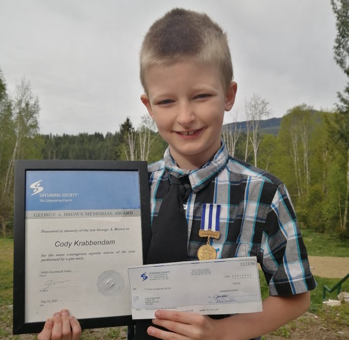 Off-duty fire captain, Good Samaritan awarded for saving drowning ...