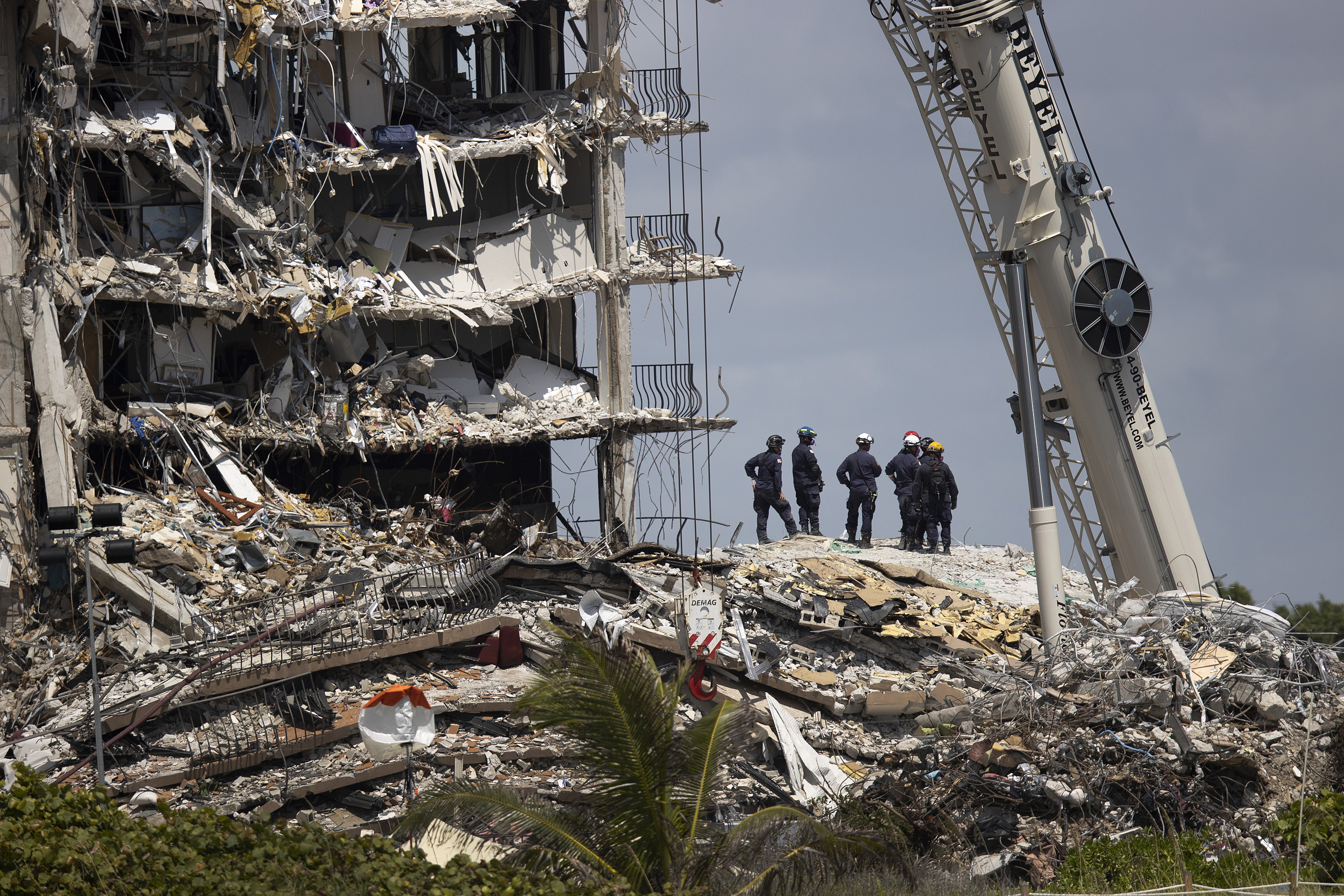 Florida condo collapse: What we know about the building, search efforts ...