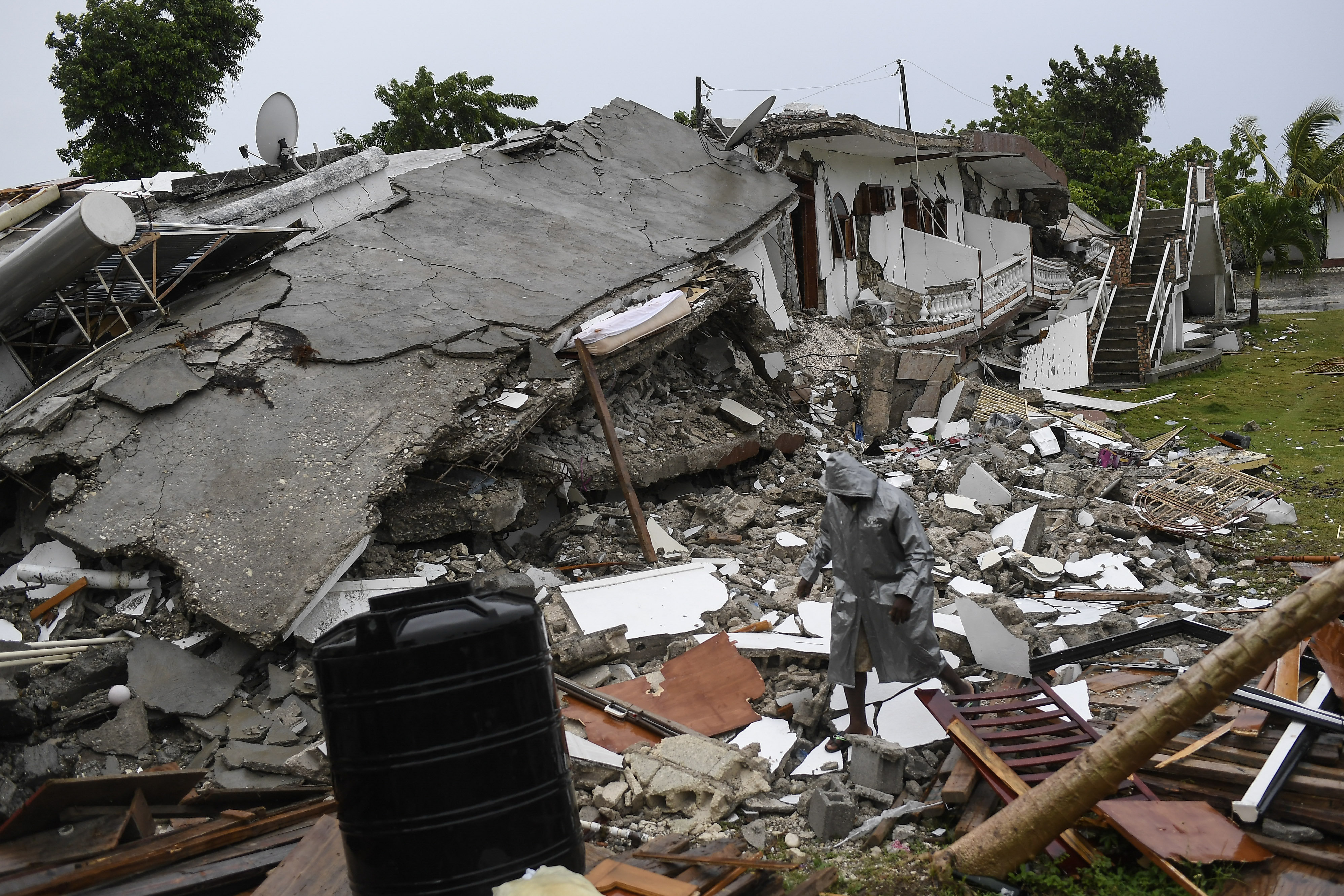 Haiti earthquake deaths near 2,000 as survivors seek food, medical care ...