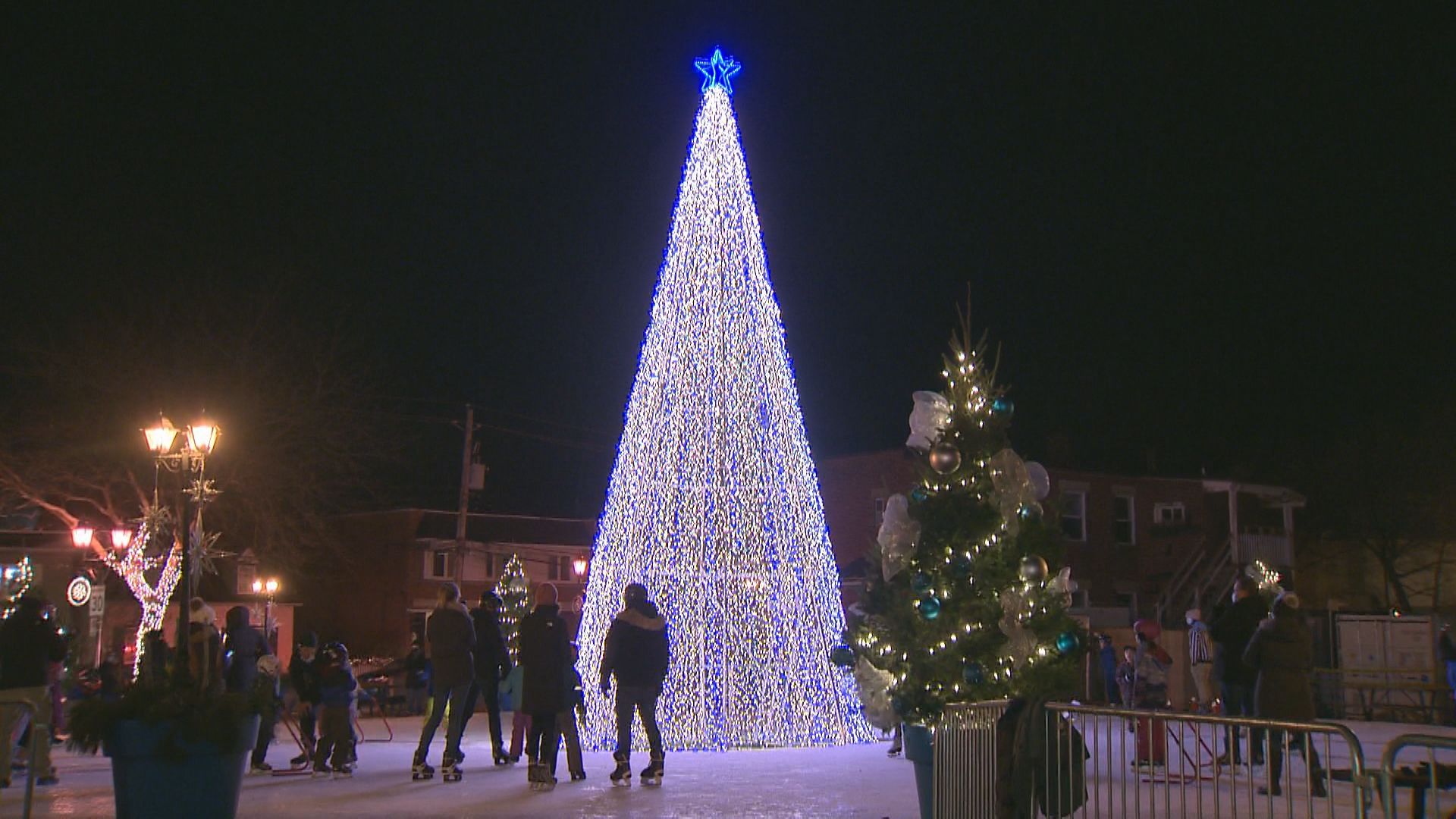 Annual lighting of Pointe-Claire tree kicks off holiday season ...