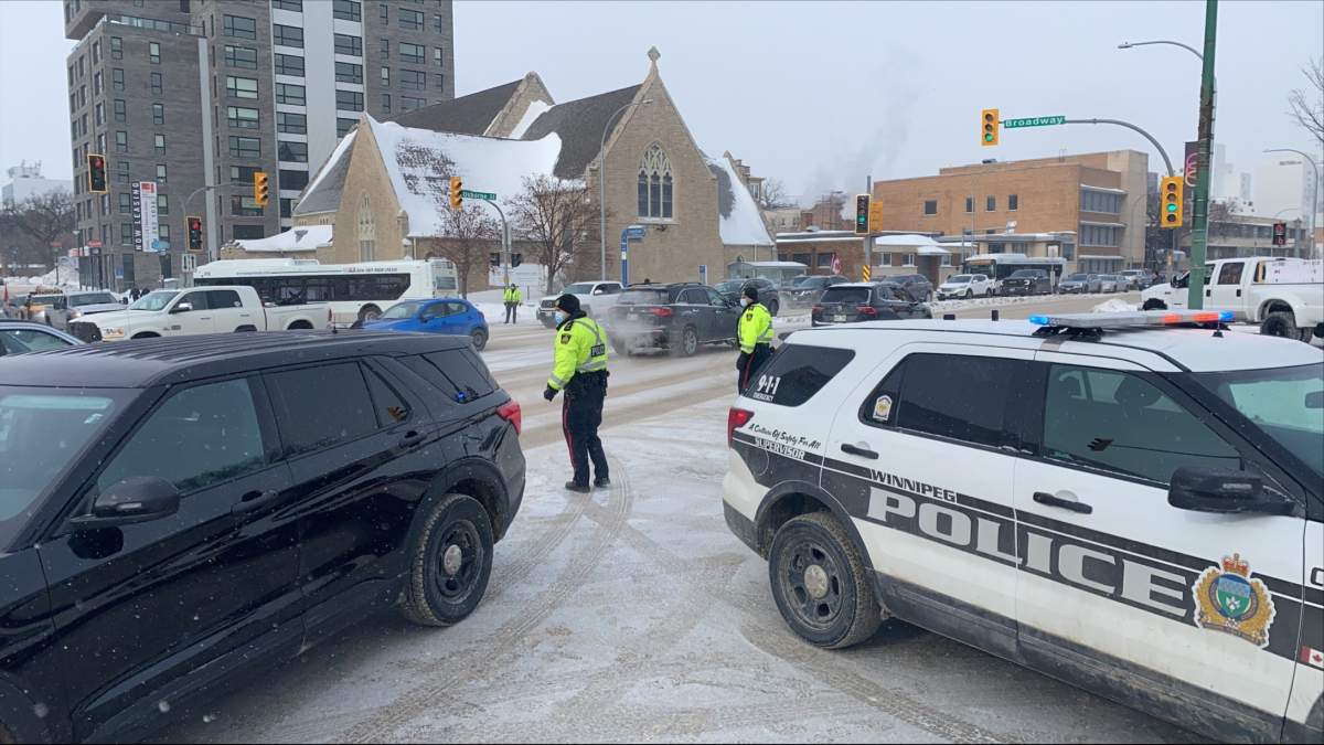 Counter-protesters gather at Manitoba legislature anti-mandate ...