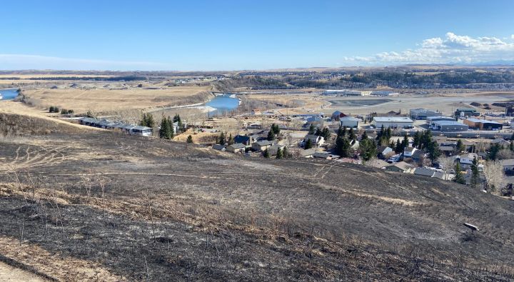 Crews battle active grass fire in east Cochrane - Calgary | Globalnews.ca