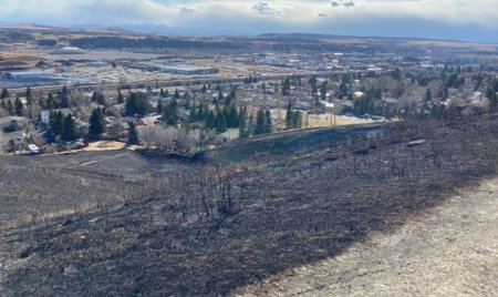 Crews battle active grass fire in east Cochrane - Calgary | Globalnews.ca