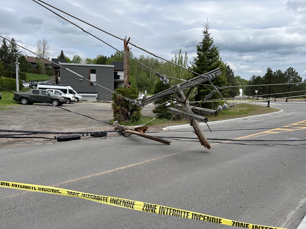 Destructive storm keeps thousands of Quebec homes in the dark ...
