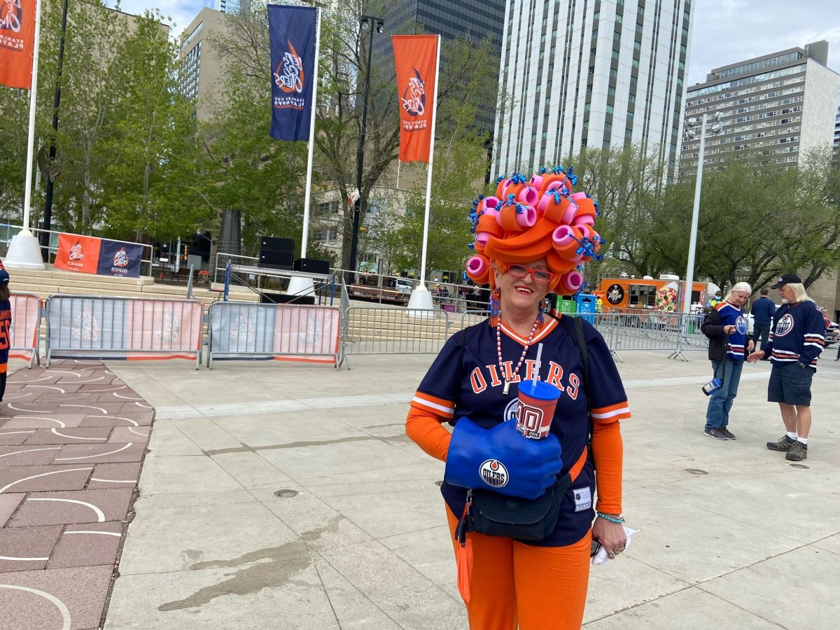 Hundreds of fans pack Churchill Square for Edmonton Oilers community ...