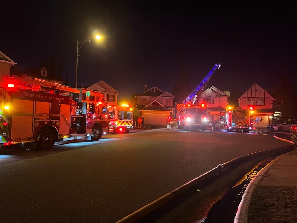 Calgary fire crews battle 2 blazes Sunday morning - Calgary | Globalnews.ca