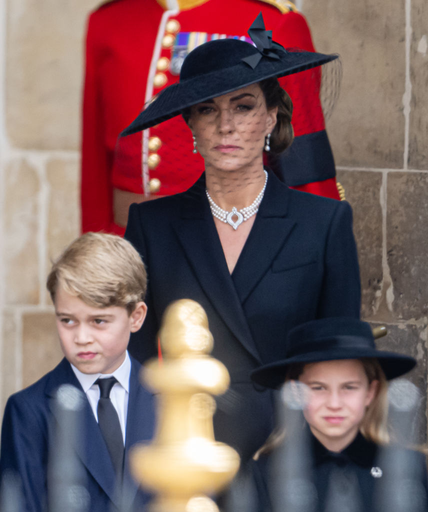 How the royal ladies used jewelry to pay poignant tribute to the queen ...