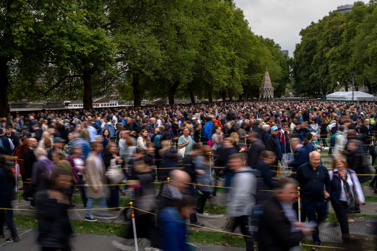 Long queues not deterring mourners from seeing Queen Elizabeth: ‘We’ve ...