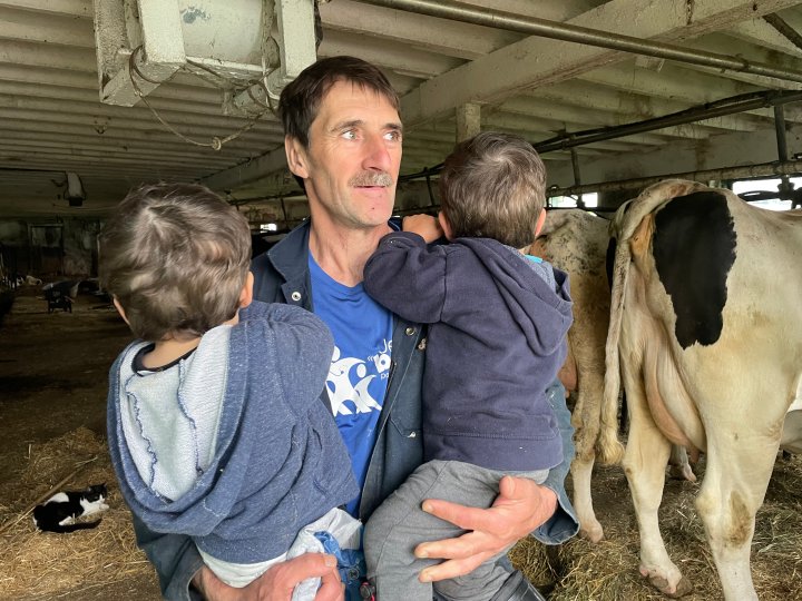 Milk mystery: As prices soar, dairy farmers plead poverty | Globalnews.ca