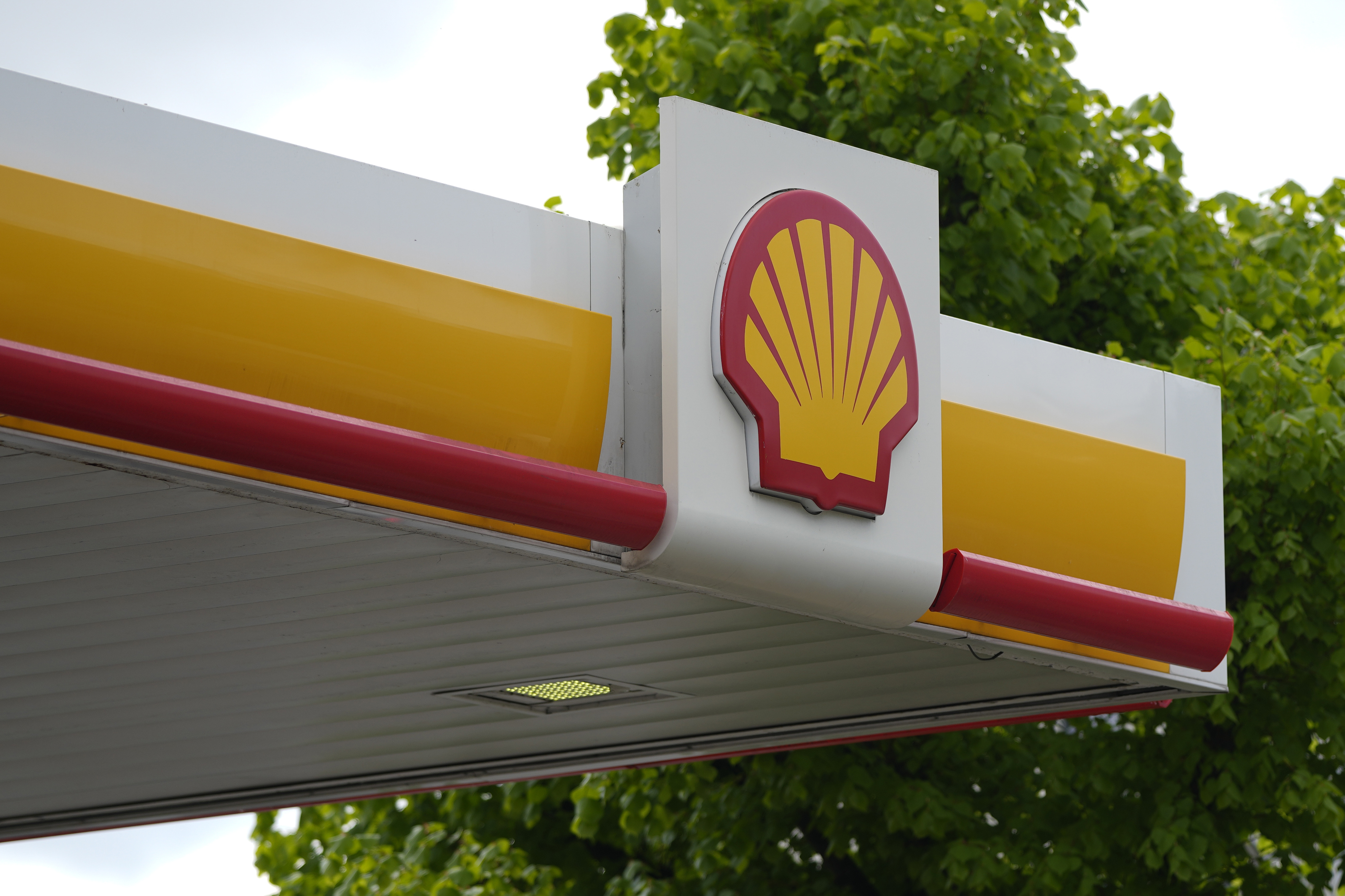 Shell CEO to step down as oil giant faces growing energy transition ...