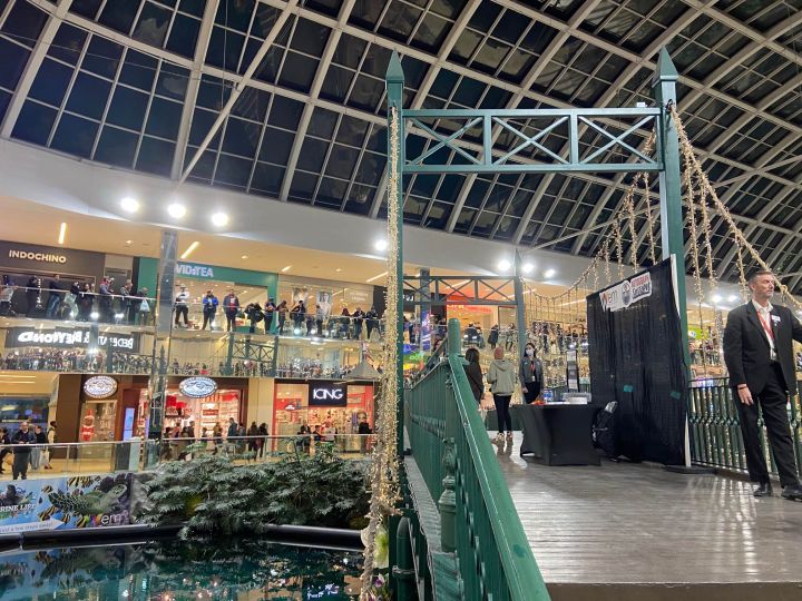 Hockey fans line up early for Edmonton Oilers autograph session at West ...