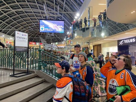 Hockey fans line up early for Edmonton Oilers autograph session at West ...