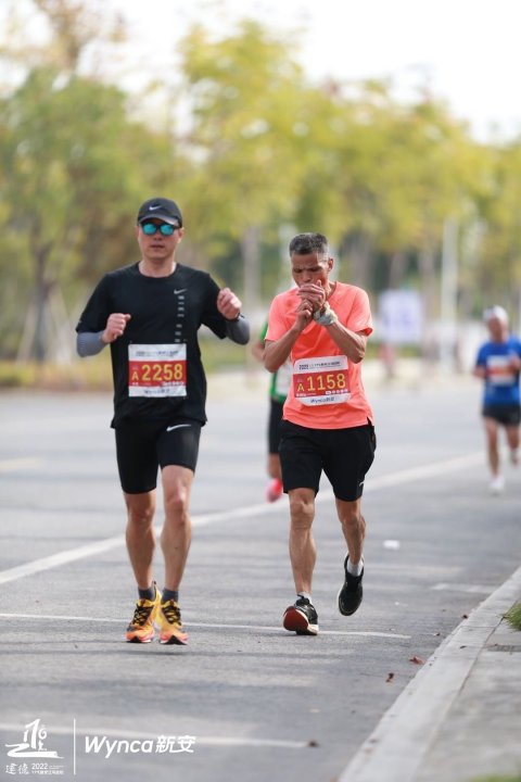 Chinese marathon runner chain-smokes his way through the entire race ...