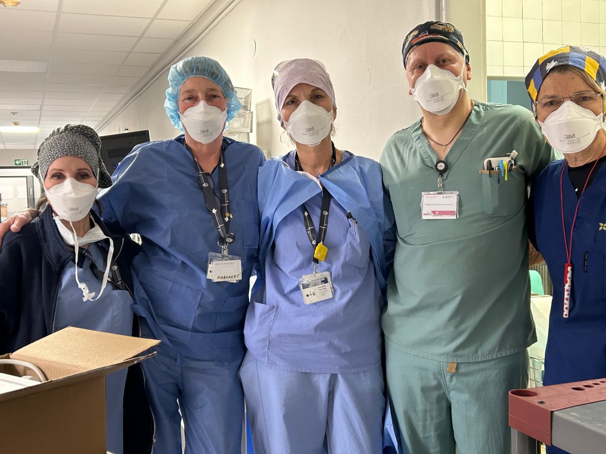 Canadian volunteers on medical mission provides medical services in ...