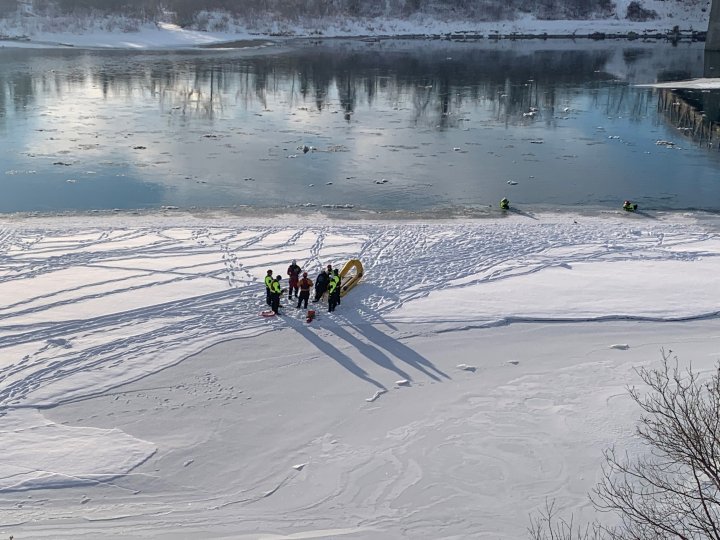 Edmonton firefighters on North Saskatchewan River for winter water ...