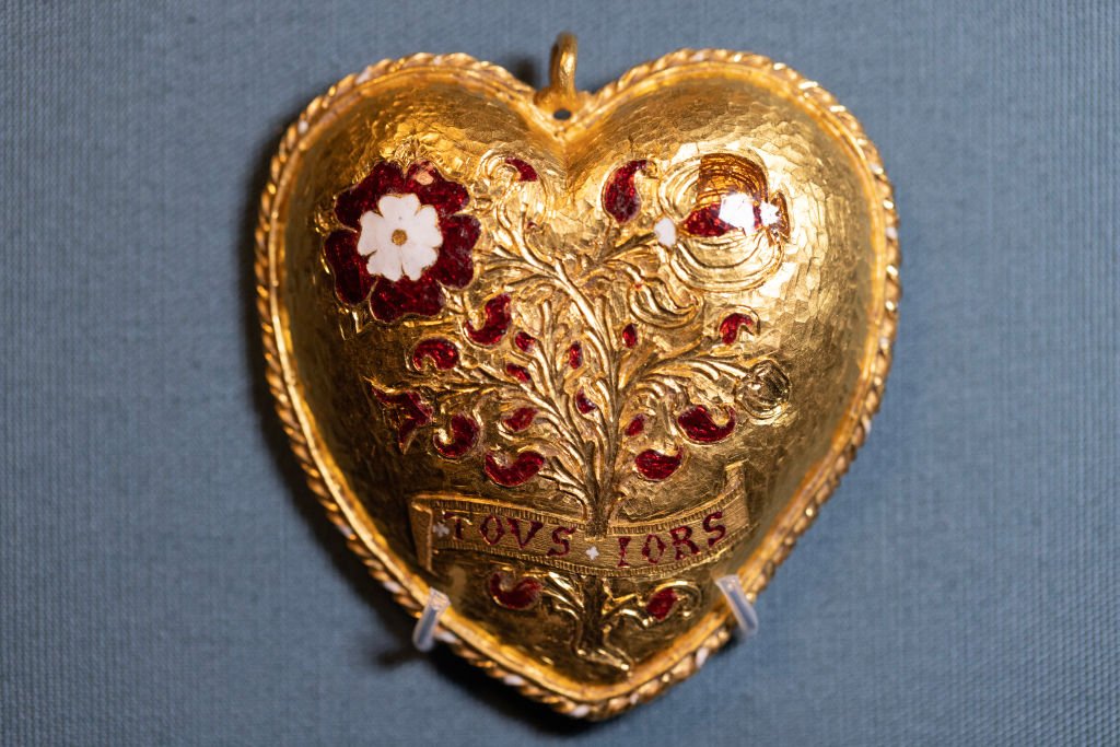 Amateur metal detectorist uncovers incredibly rare 500-year-old royal ...