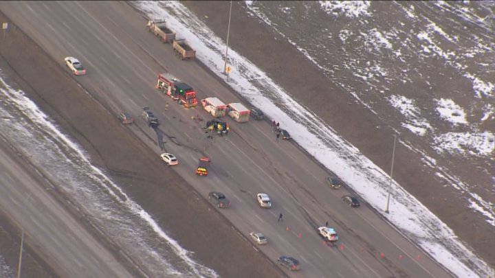 2 injured in Highway 2 crash near Okotoks, Alta. - Calgary | Globalnews.ca