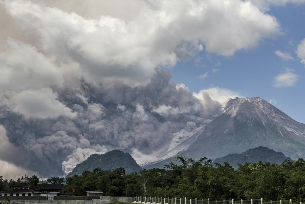 Indonesia’s Merapi volcano erupts with avalanches of gas clouds, lava ...