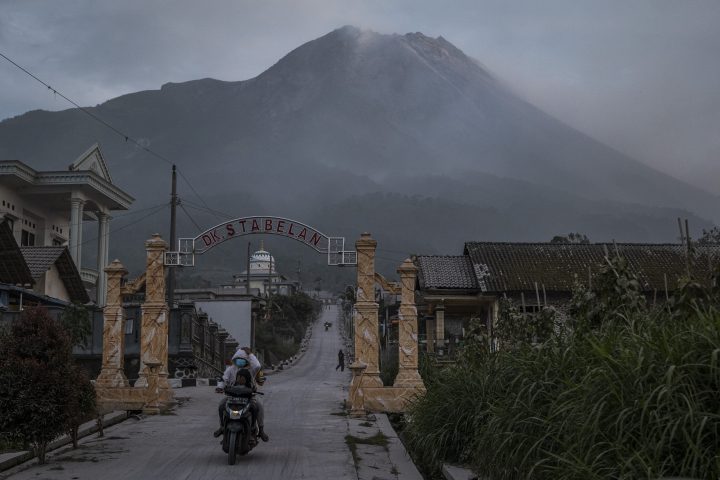 Indonesia’s Merapi volcano erupts with avalanches of gas clouds, lava ...