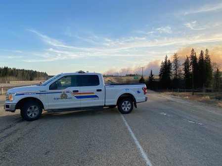 Wildfires prompt mandatory evacuations of Entwistle, Evansburg west of ...