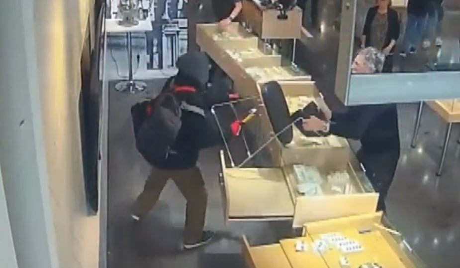 Police arrest man accused of robbing Victoria jewelry store with hammer ...