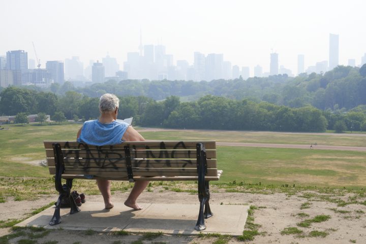Wildfire smoke hangs over Toronto, poor air quality prompts ...