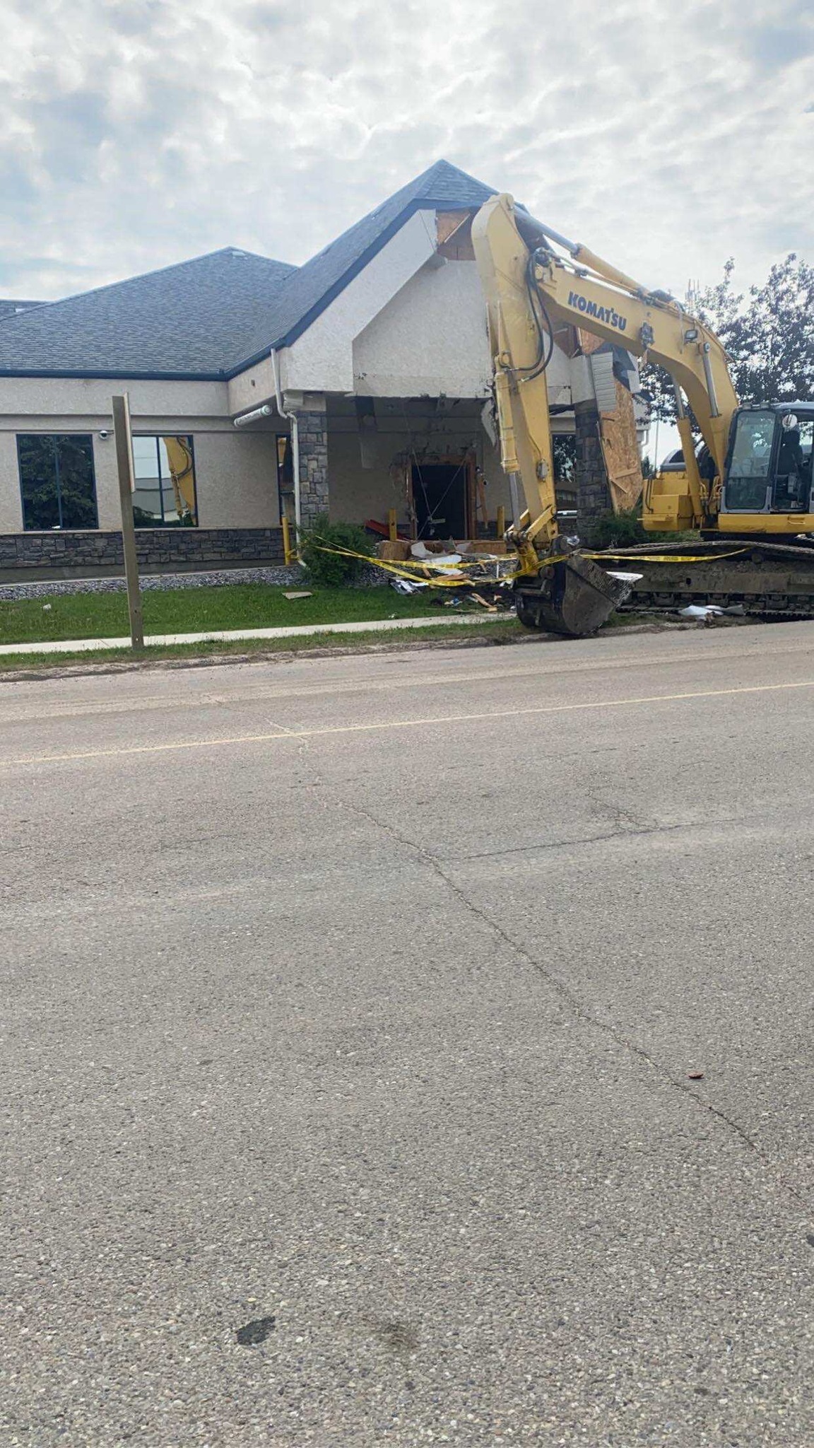 Servus Credit Union ATM stolen using backhoe: Rimbey RCMP | Globalnews.ca
